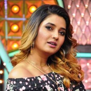 Prajakta Mali Biography, Age, Height, Family, Husband, TV, Movies & Facts