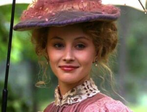 Sarah Gadon Biography, Height, Age, Family, Husband, Movies & Facts