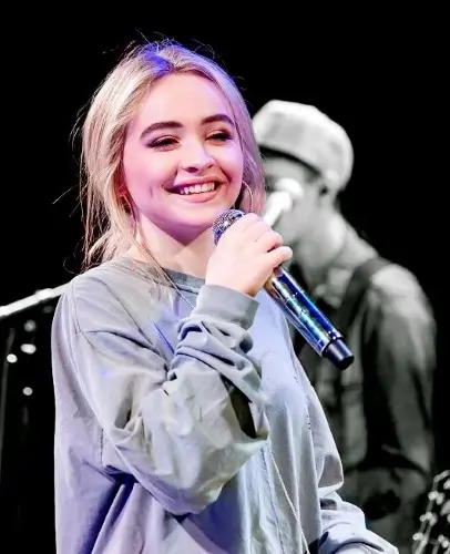 Sabrina Carpenter Height, Parents, Boyfriend, Films, Music & Facts